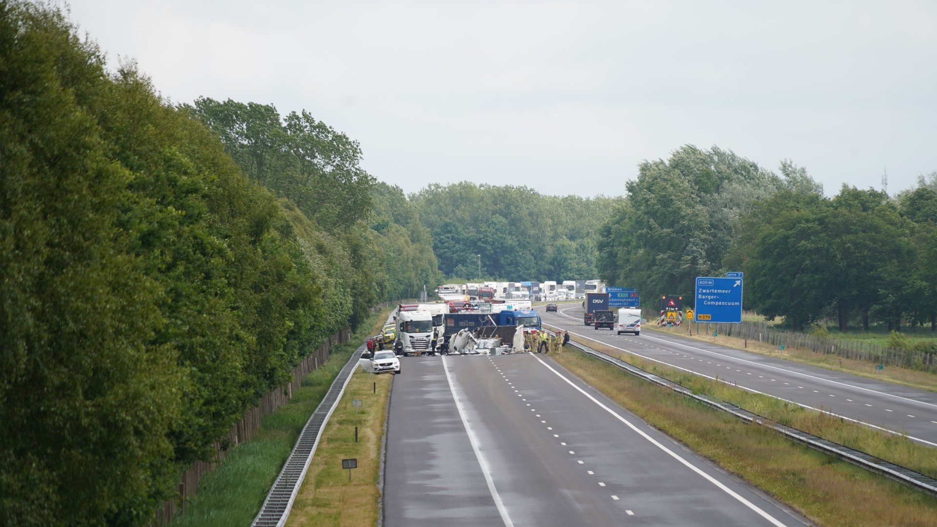ZO!34 - Grote ravage na ongeval op A37 bij Klazienaveen: weg afgesloten richting Hoogeveen